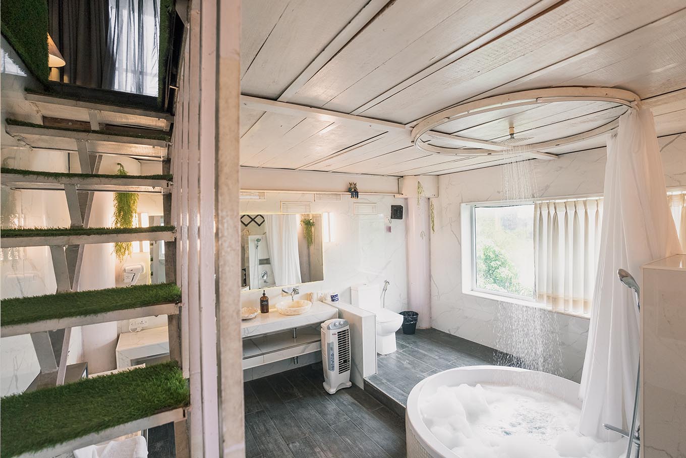 Luxurious stay in a Glass Room at 5 Star Resort, Anchaviyo By Zuper